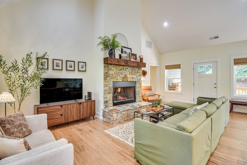 4 Mi To Ski Sapphire! Lakefront Cabin W/ Dock - Cashiers, NC