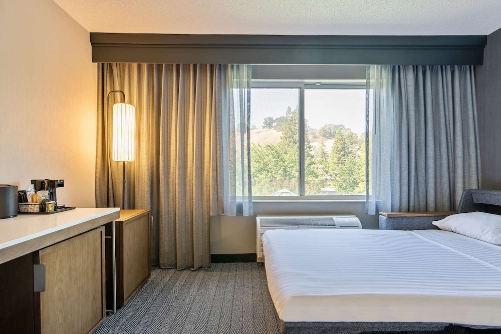Experience A Relaxed Getaway! Pool, Free Parking, Minutes To Oakland Zoo! - San Francisco Bay Area