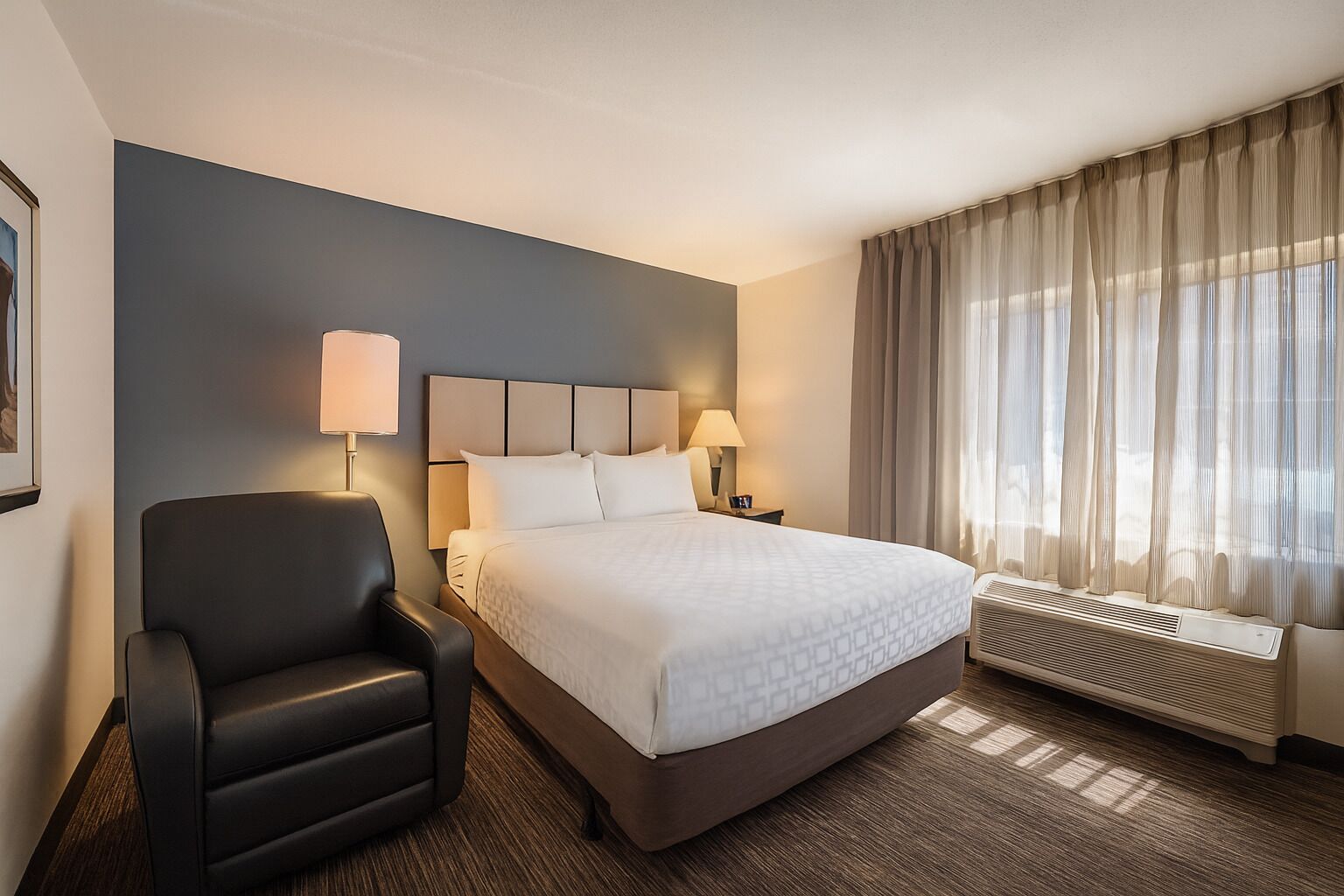 Affordable Suite W/ Full Kitchen  Perfect For Work Or Family Stays - Libertyville, IL