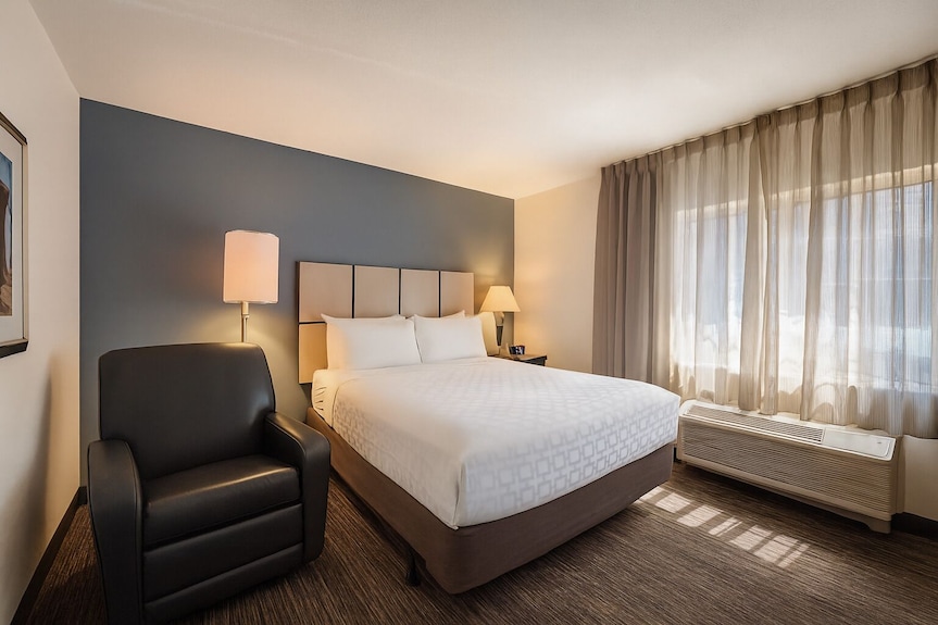 Affordable Suite W/ Full Kitchen Perfect For Work Or Family Stays - Libertyville, IL