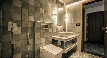 Chuveiro, chinelos, sabonete, shampoo