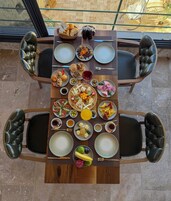 Café da manhã com buffet grátis todos os dias