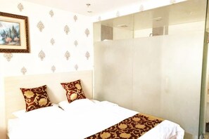 Quarto de hotel com cama, guarda-roupa e espelho.