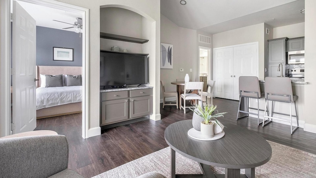 Landing | Chic 1bd, Clubhouse, Pool - 列治文