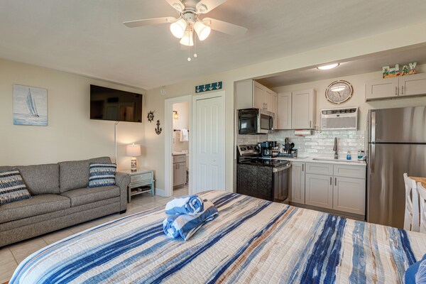 Beachfront Condo: Redington Shores Retreat! - Redington Shores, FL