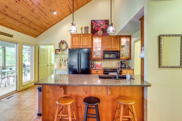 Spring River Vacation Rental W/ Deck & Views - Grand Gulf State Park, Koshkonong