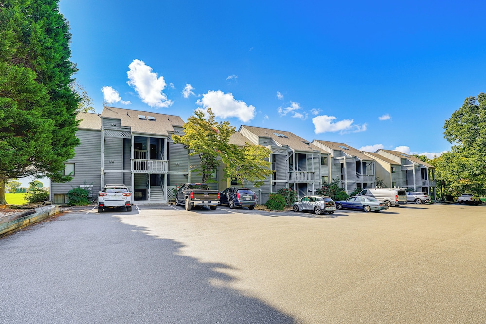 Bernard's Landing Condo - Includes Linens! - Smith Mountain Lake, VA