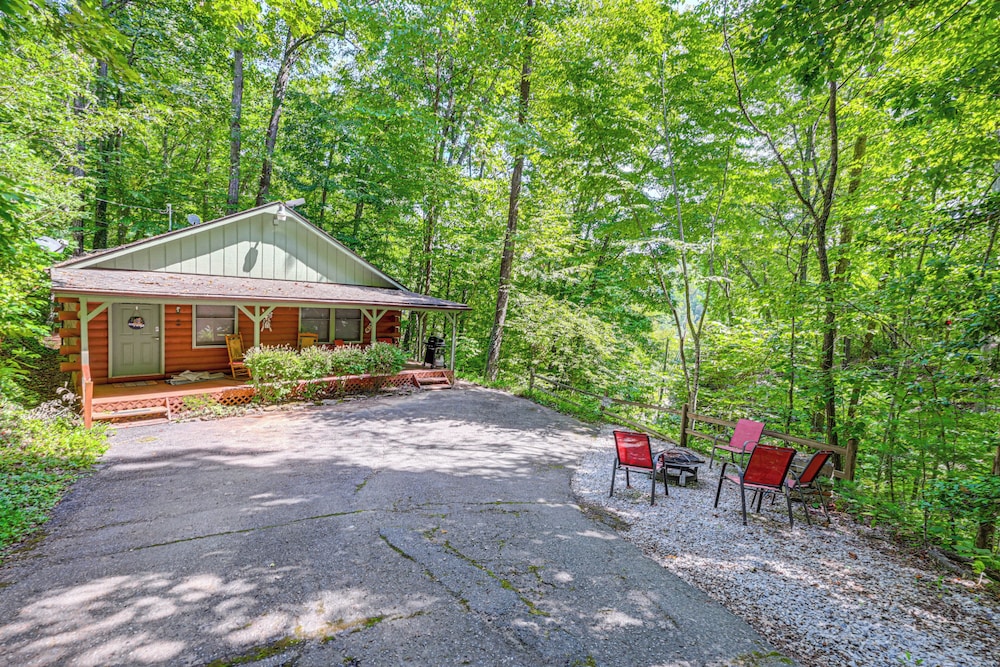 Cabin W/ Hot Tub, Near Smoky Mountains Natl Park! - Cherokee, NC