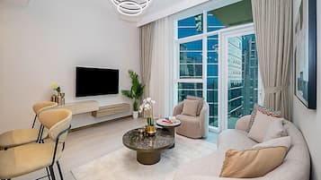 Apartamento Deluxe, varanda, Vista para a cidade | Sala de estar | Smart TV de 55 polegadas com canais digitais