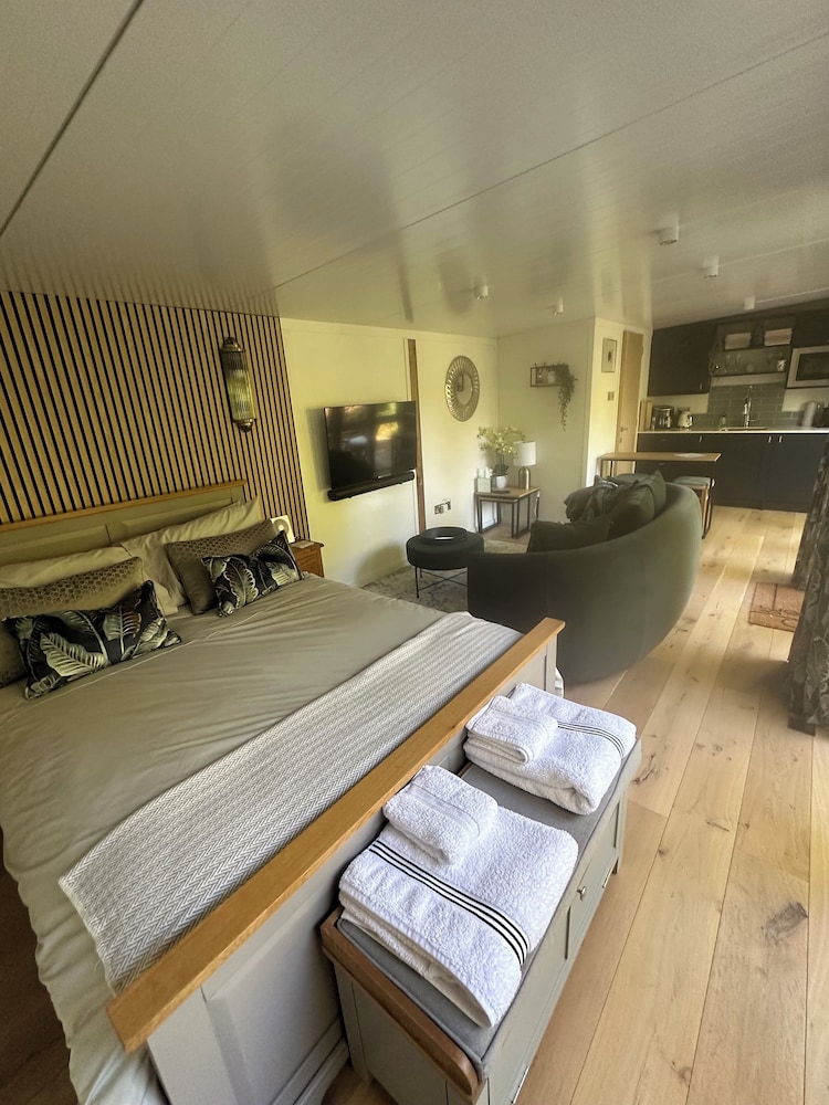 Apple-tree lodge in secure gated garden - Taunton | Vrbo