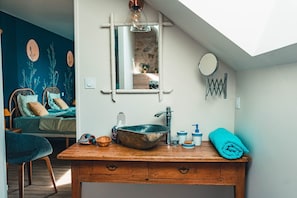 Quarto Twin Comfort, vista para o parque | Casa de banho | Um secador de cabelo, toalhas fornecidas, sabão, champô