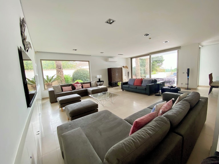 Modern Beachfront Villa With Heated Pool And Jacuzzi, Ideal For Families - Praia da Luz