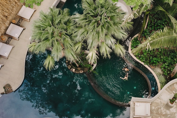 3 piscinas exteriores, guarda-sóis, espreguiçadeiras