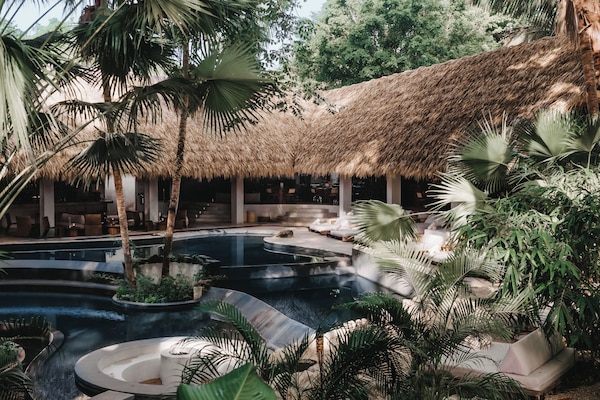 3 piscinas exteriores, guarda-sóis, espreguiçadeiras