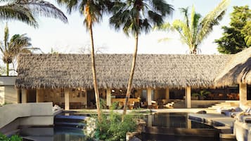 3 piscinas externas, guarda-sóis, espreguiçadeiras