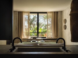 Canopy Suite + Private Balcony | Casa de banho | Um secador de cabelo, roupões, chinelos, toalhas fornecidas 