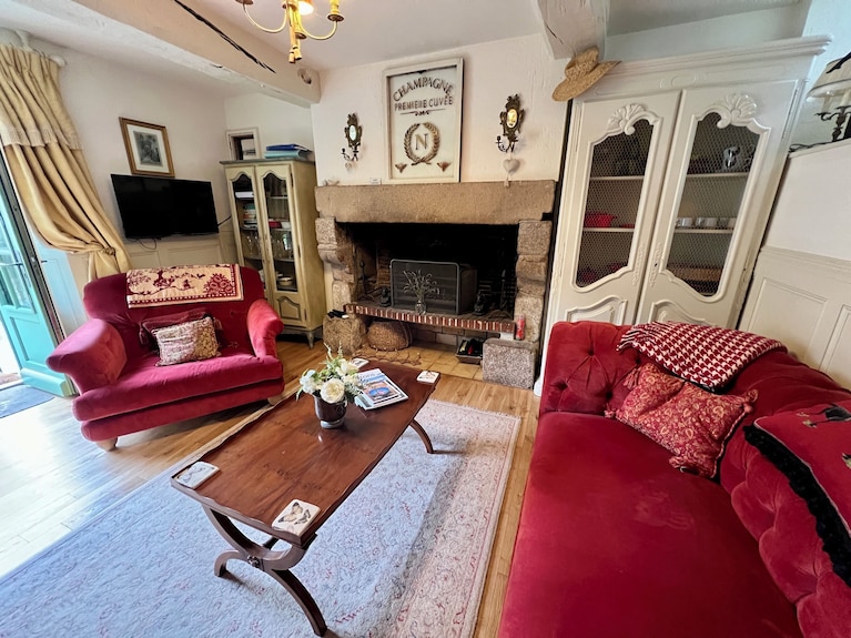 La Petite Madeleine | Riverside Holiday Cottage Dinan Port | Pet-friendly | 2br - Dinan