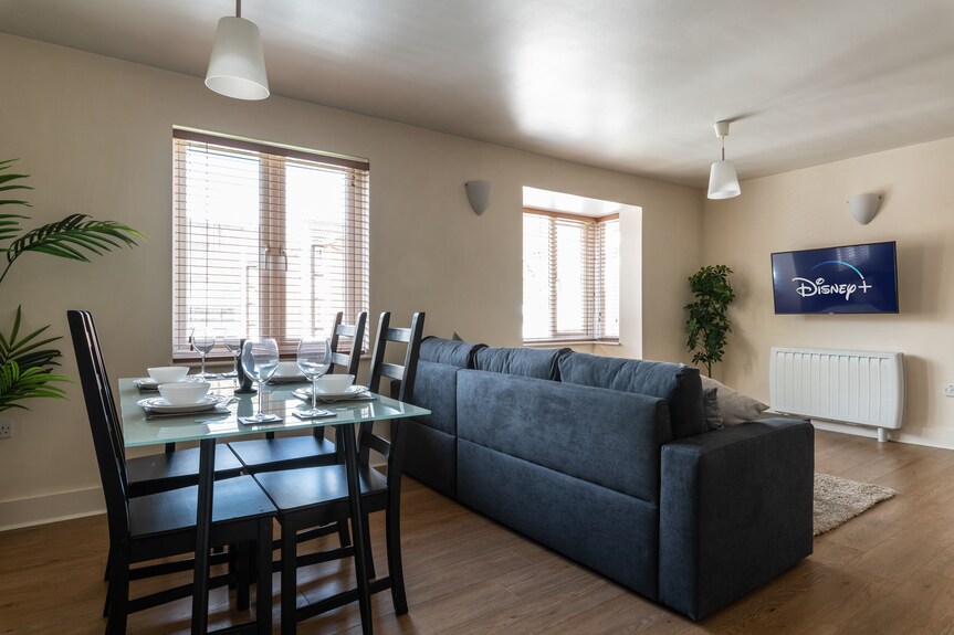 Modern Fully Furnished Apartment/ 2 Parking Spaces - Crawley