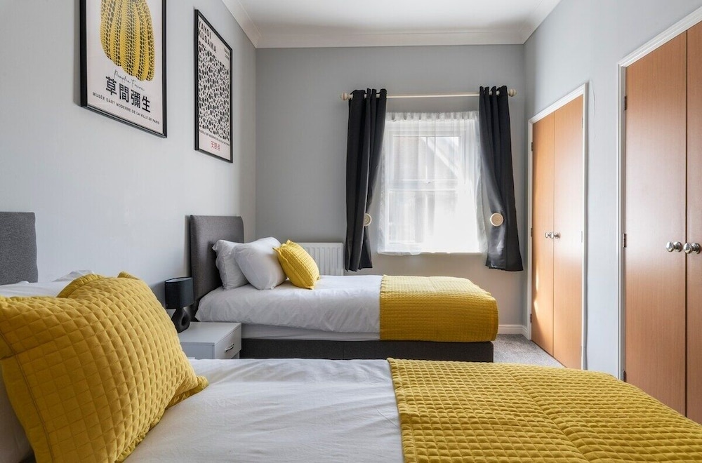 Stunning 2br 2ba W/ Super King Beds + Free Parking - Crawley