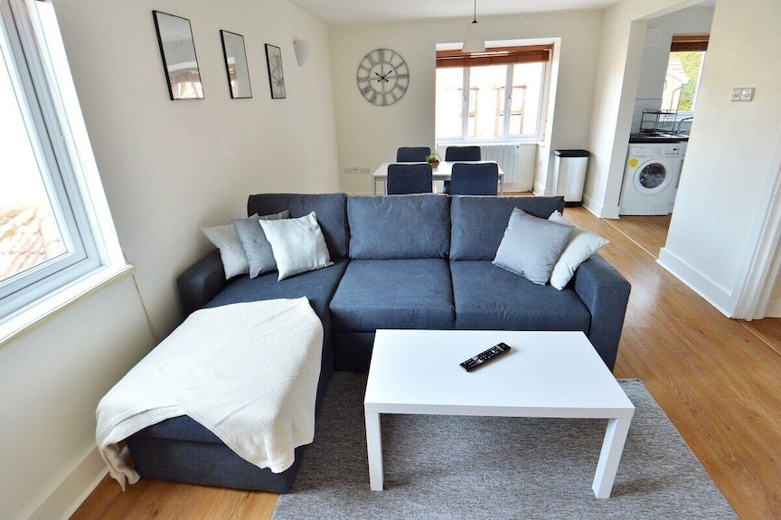 Luxury 2 Br Fully Furnished Flat- 2 Parking Spaces - Crawley