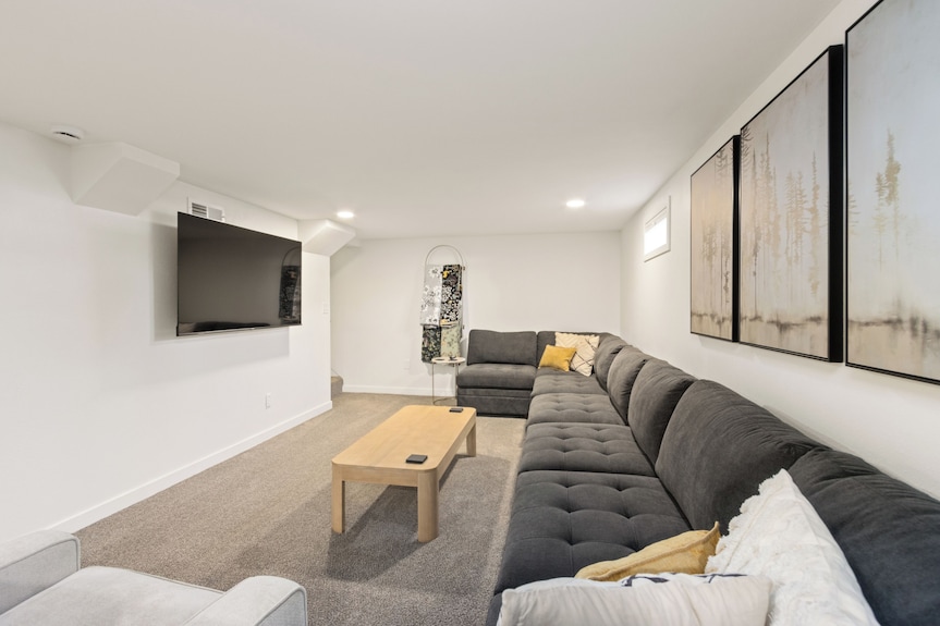 Enjoy The Hot Tub And Gas Fire Pit In This 5 Bedroom 2.5 Bath House - Billings