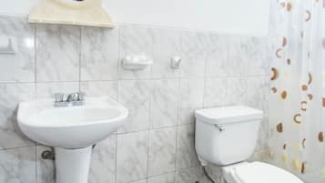 Chuveiro, toalhas de banho, sabonete, shampoo