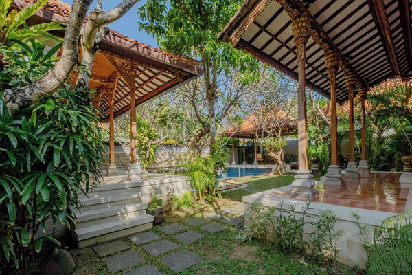 Puri Kedaton Batujimbar Sanur - Denpasar