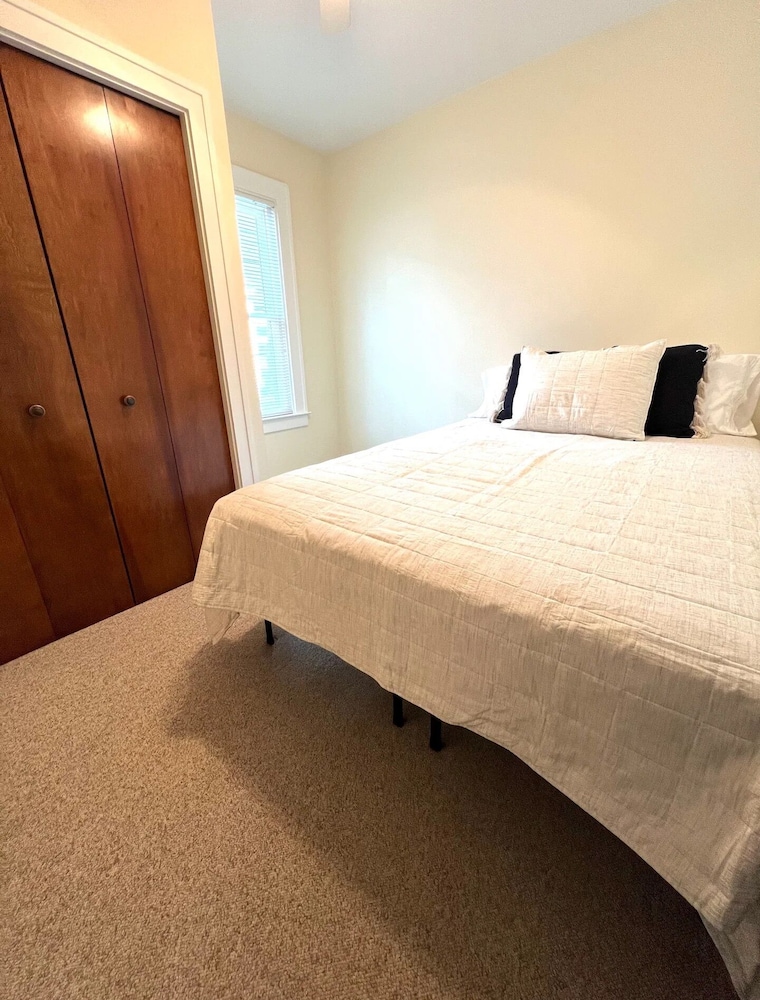 Charming 2-bedroom House In Tranquil Plymouth Neighborhood - Splash Pad, Canton