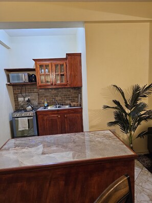 Villa, vista para o vale | Cozinha privada | Um frigorífico/congelador grande, um micro-ondas, mesas de jantar 
