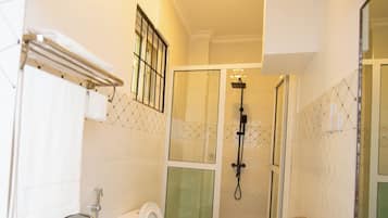 Quarto solteiro clássico | Banheiro | Chuveiro, produtos de toalete grátis, toalhas de banho, sabonete