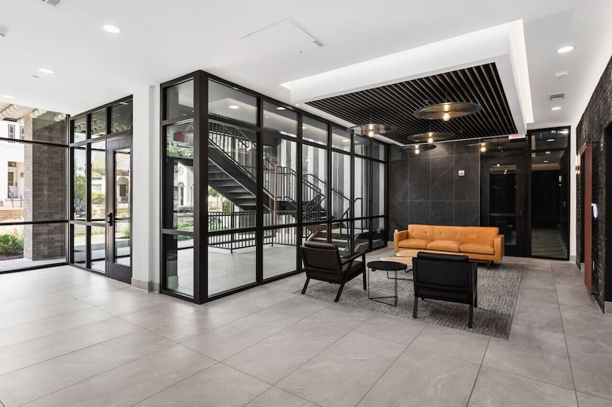 Upscale Music Row Corner Unit With Pool, Patio, Rooftop With City View, & Gym - Nashville