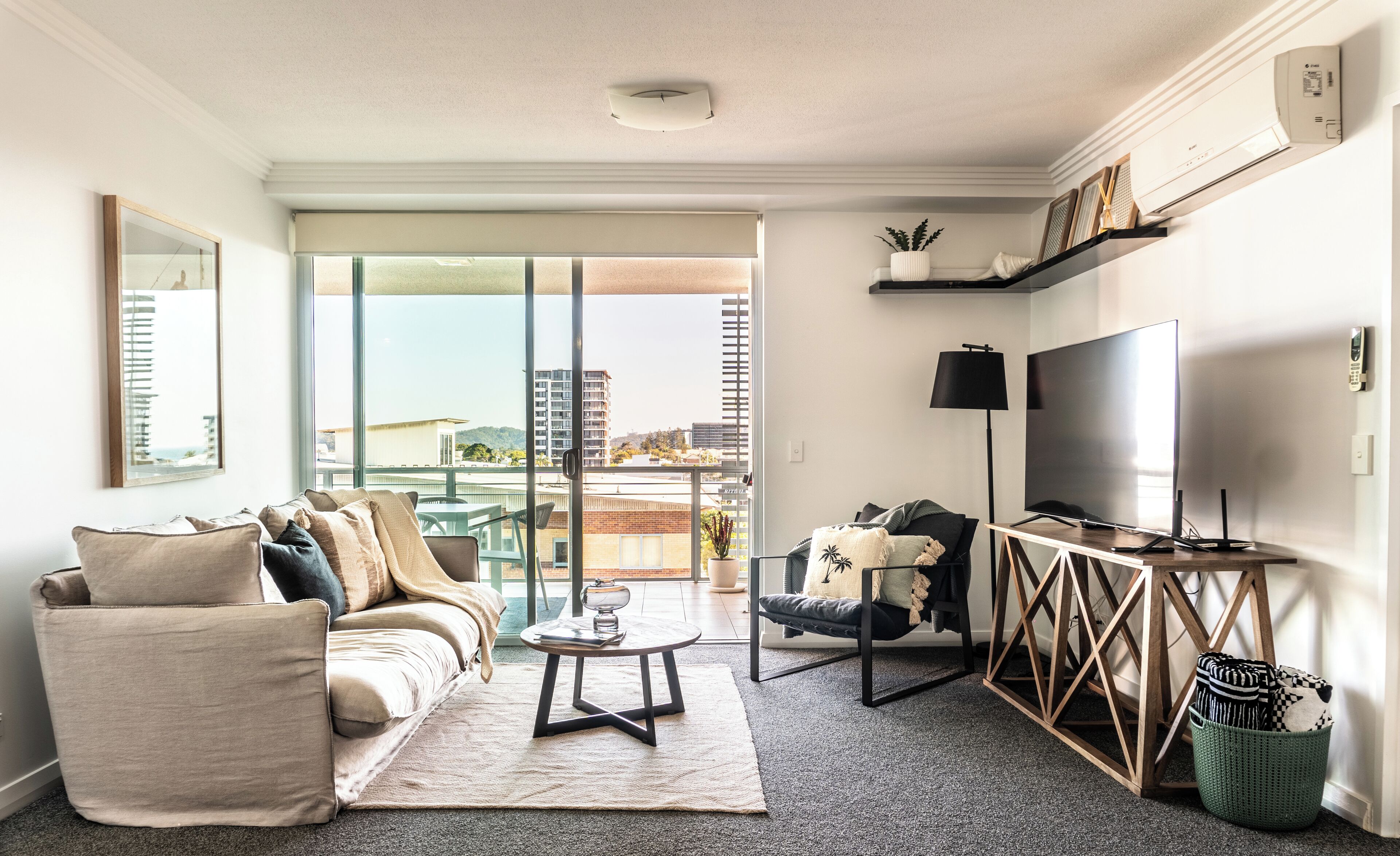 Central Palm Beach Location, Secure Residence, Onsite Parking, Unbeatable Coastal Lifestyle. - Coolangatta