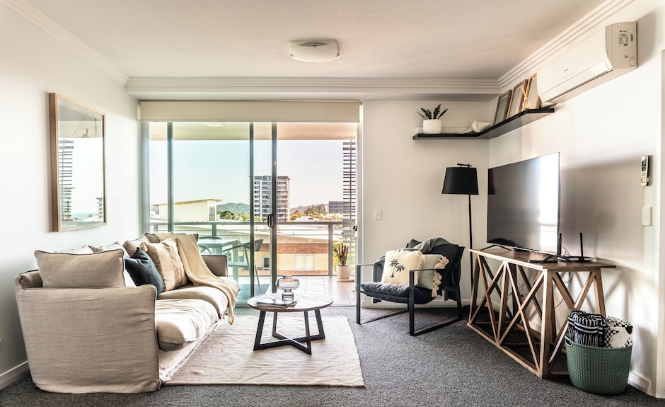 Central Palm Beach Location, Secure Residence, Onsite Parking, Unbeatable Coastal Lifestyle. - Coolangatta