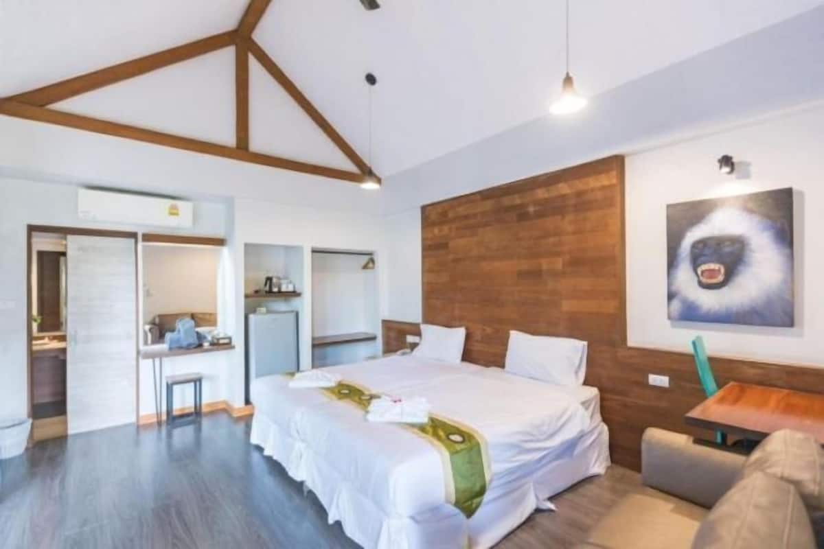 Frigobar (abastecido com itens grátis), escrivaninha, Wi-Fi de cortesia