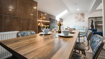 Apartamento superior, 2 quartos, para não fumantes | 1 quarto, escrivaninha, espaço de trabalho para notebook