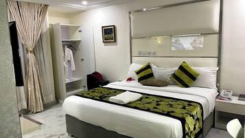 Quarto Deluxe, varanda, Vista para a cidade | Secretária, secretária adequada para computadores portáteis