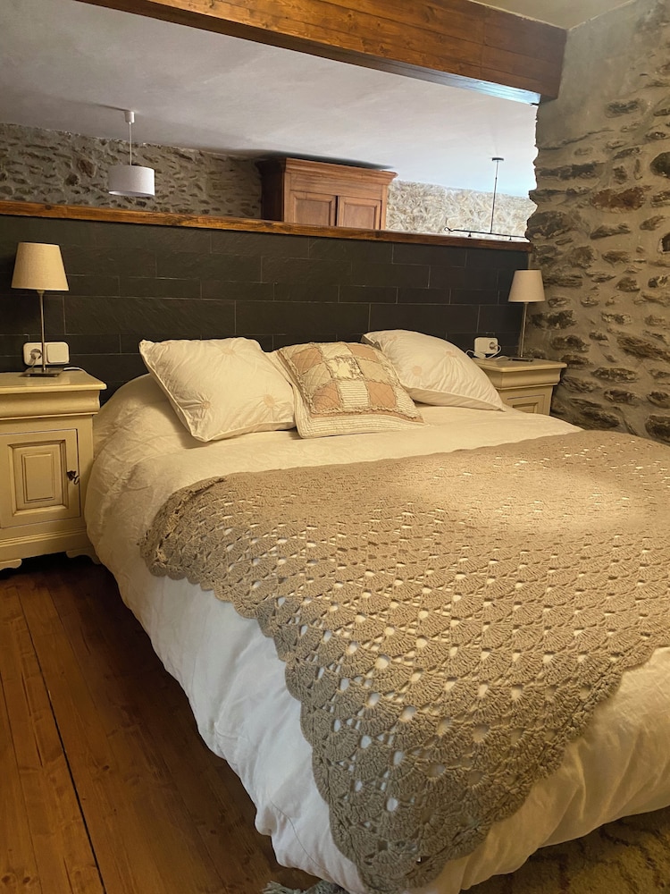 A stone cocoon just 10 minutes from the hot springs and hiking trails ...