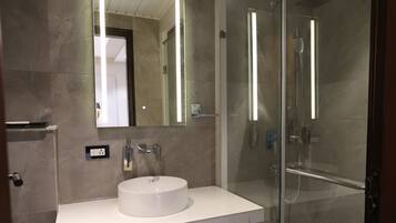 Um polibã, chinelos, toalhas fornecidas, sabão