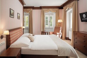 Quarto casal luxo, 1 cama Queen, para não fumantes | Cortinas blackout, berços grátis, Wi-Fi de cortesia, roupa de cama