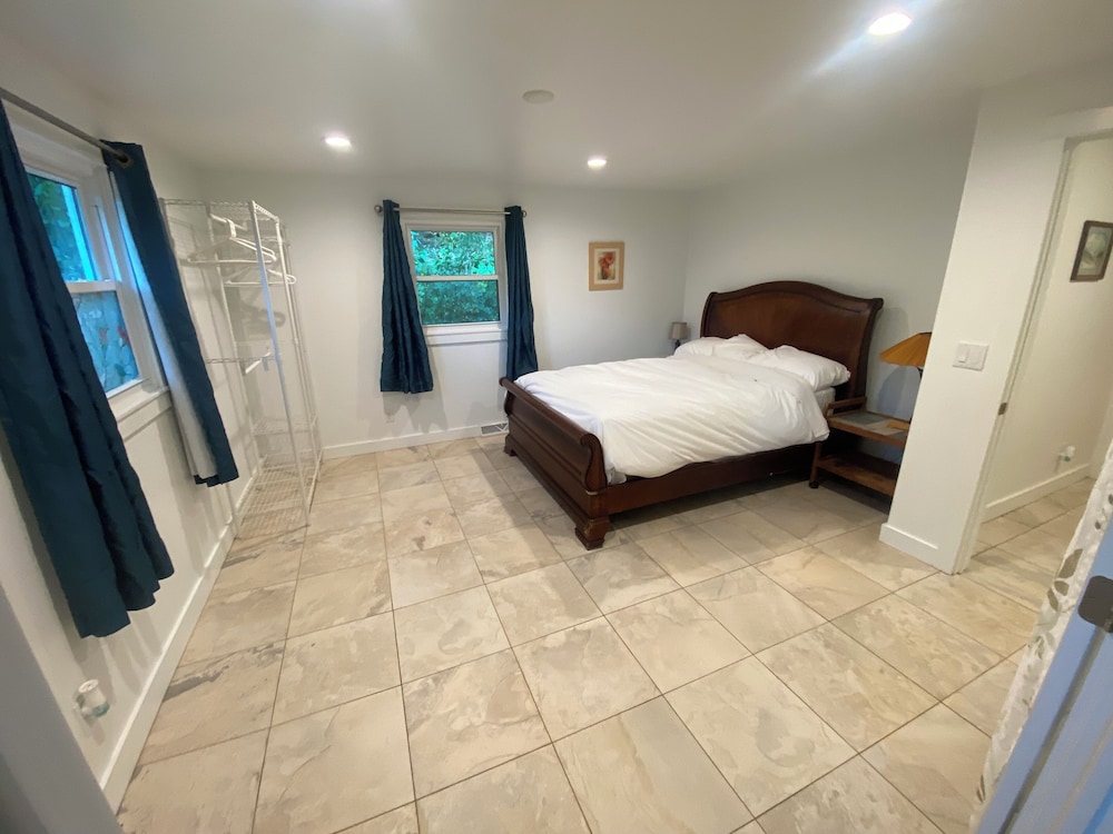 Dog Friendly 3-bedroom House Near Door County, Lambeau Field And On A Bus Line! - Green Bay, WI