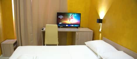 Quarto casal básico | Escrivaninha, quartos à prova de som, Wi-Fi de cortesia