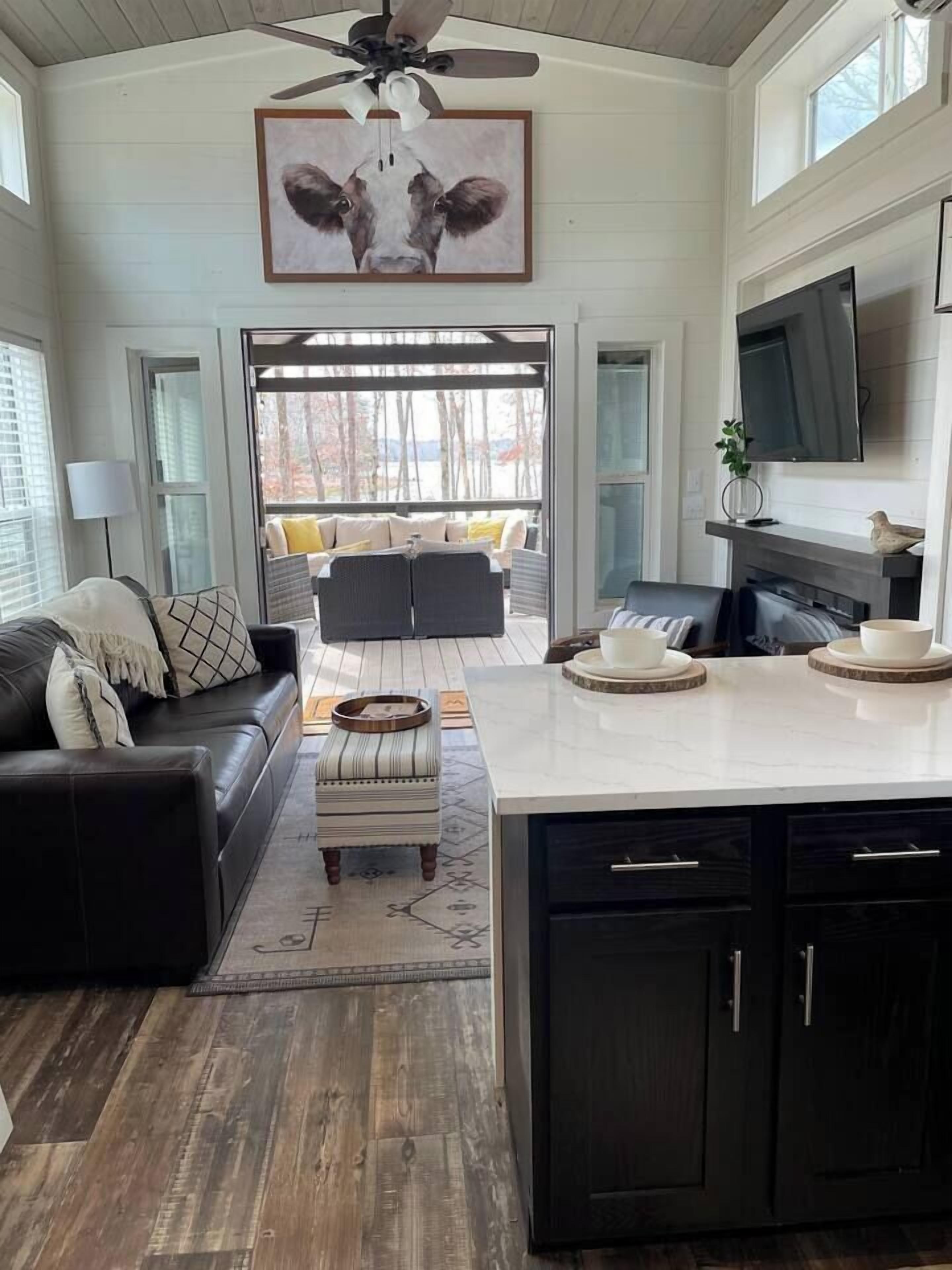 Still Waters Tiny Home: Waterfront/hottub/kayaks - Monteagle, TN