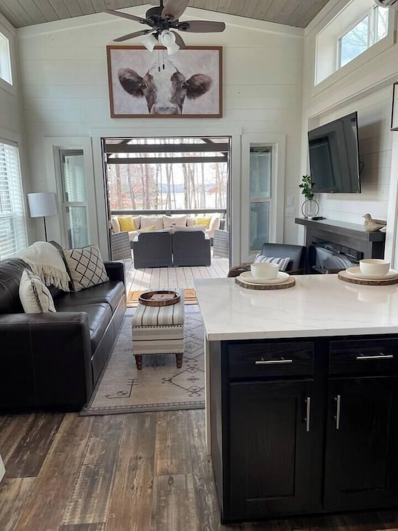 Still Waters Tiny Home: Waterfront/hottub/kayaks - Monteagle, TN