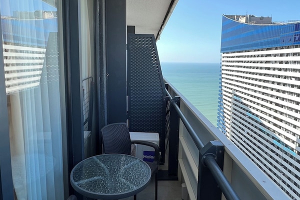 Quarto Quádruplo Comfort, 1 cama king-size e sofá-cama, varanda, vista para o mar | Exterior