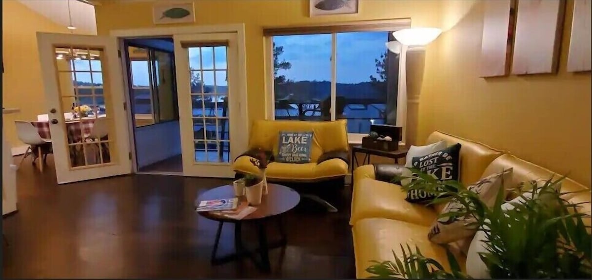 Tranquility Villa By The Lake With Green Backyard. Free Wifi, Kayaks, Bike, Pool - Goat Island, Trinity