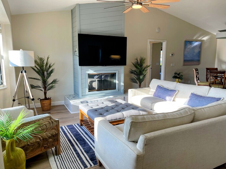 Canal Front Home 5 Mins To Beach In Wonderful Bonita Springs - Bonita Springs, FL