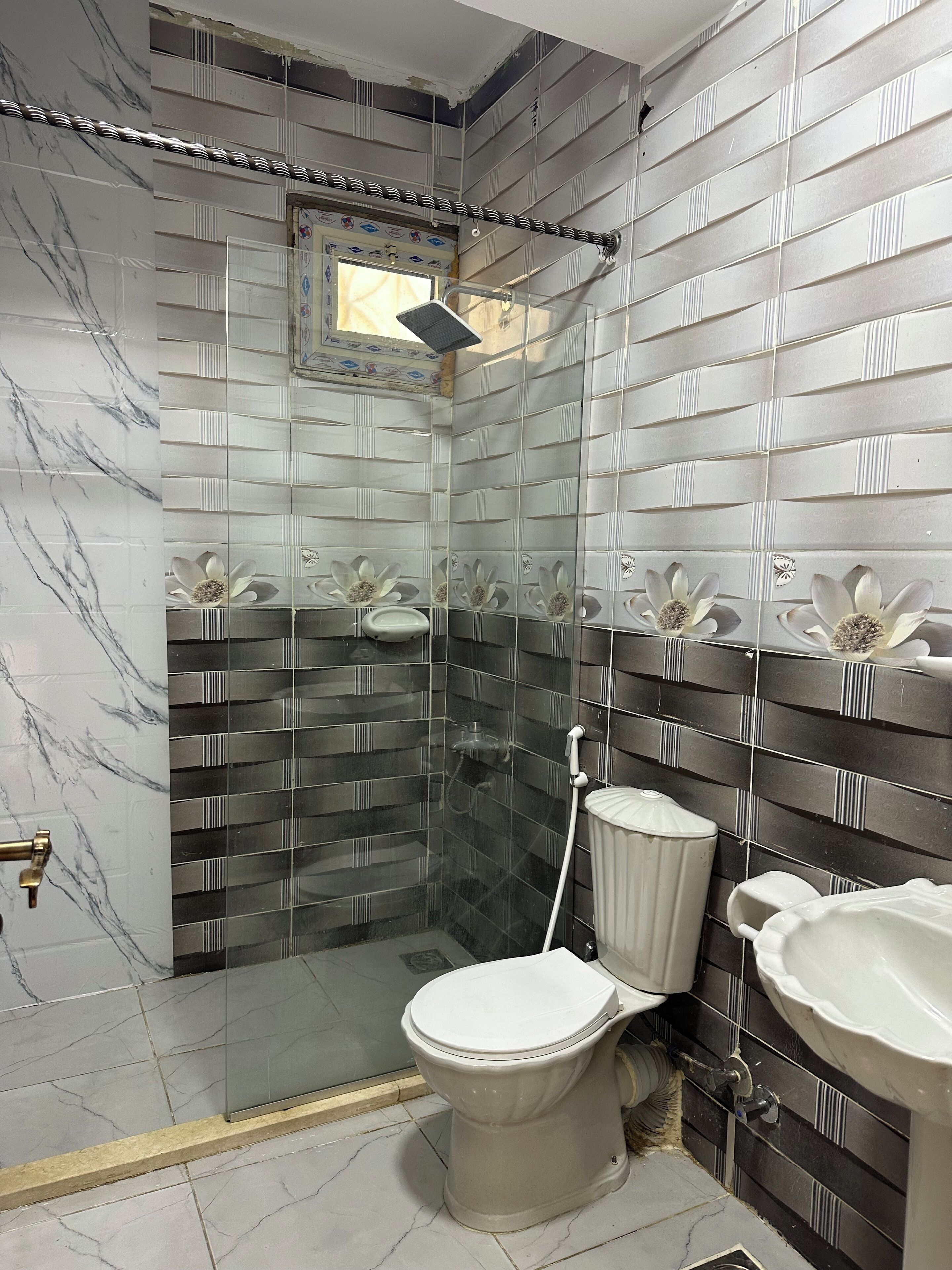 Quarto Twin Comfort, vista para a colina | Casa de banho | Um secador de cabelo (mediante pedido), toalhas fornecidas, sabão 