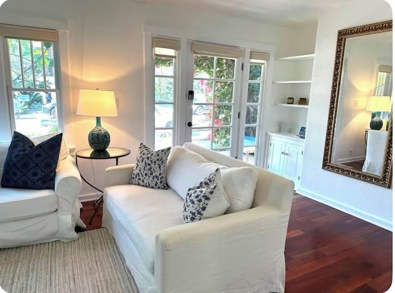 2 West Beach Cottages, 1 Block To Beach & Downtown, Harbor & Funk Zone - California