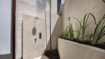 Um polibã, um chuveiro fixo, artigos de higiene pessoal grátis