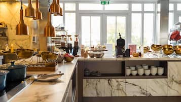Café da manhã com buffet todos os dias (EUR 23.50 por pessoa)